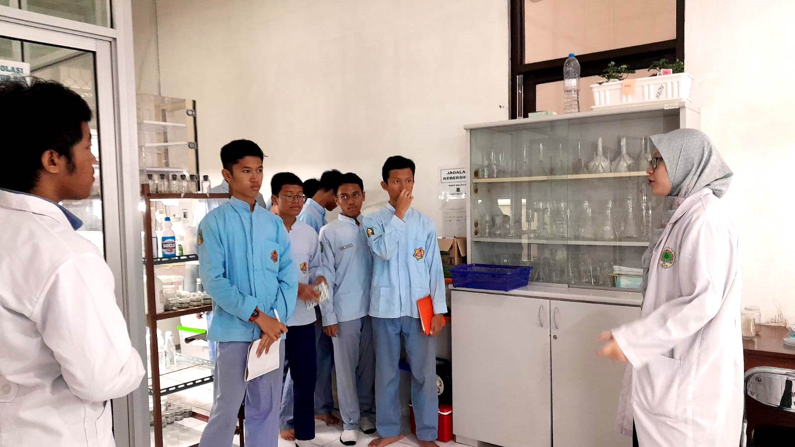 Siswa Madrasah Mu’Allimin Kunjungan Edukasi ke Laboratorium FMIPA UNY | Universitas Negeri ...